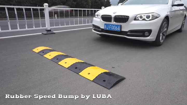 Portable 500*350*50mm Rubber Speed Bump for Traffic Safety Reflective ...