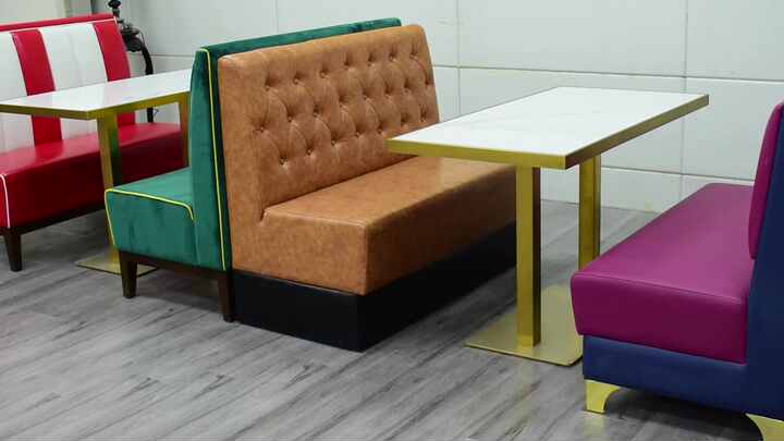 Modern Chesterfield Leather Booths - Luxury Restaurant Set
