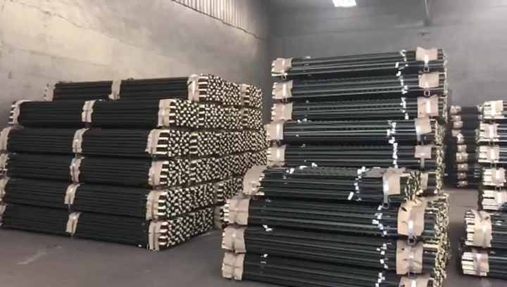 Sturdy Green Painted T Posts for Farm Fencing - 1.33lbs/ft