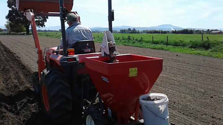 Tractor Mounted Potato Planter - High Productivity & Fertilization