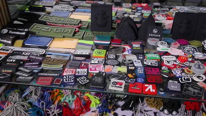 Custom Raised logo Soft Rubber Clothes Label| Alibaba.com