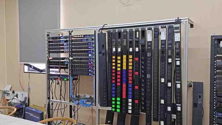 Smart PDU 230V 32A C13 16 Outlets Vertical LCD Monitoring Remote SNMP ...