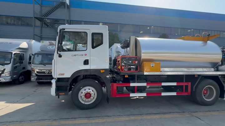Sinotruck HOWO Intelligent Asphalt and Gravel Distributor Truck 12000L ...
