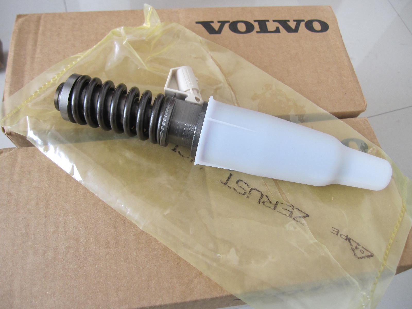 Volvo fh12 truck original fuel injection common rail fuel injector ...