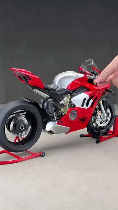 Diecast Motorcycle Model - 1:6 Scale Electric Spray Toy