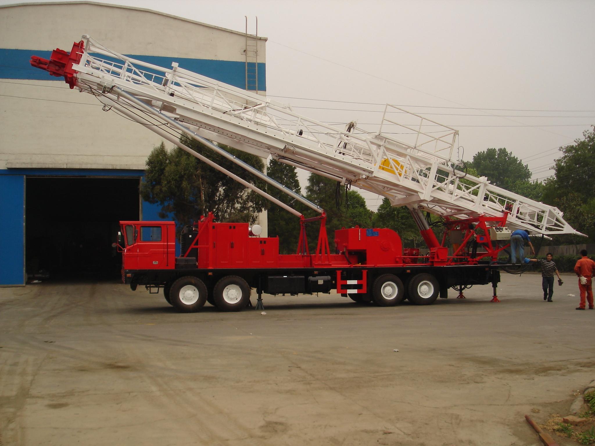 Standard oil and gas well truck-mounted inclined well workover rig ...