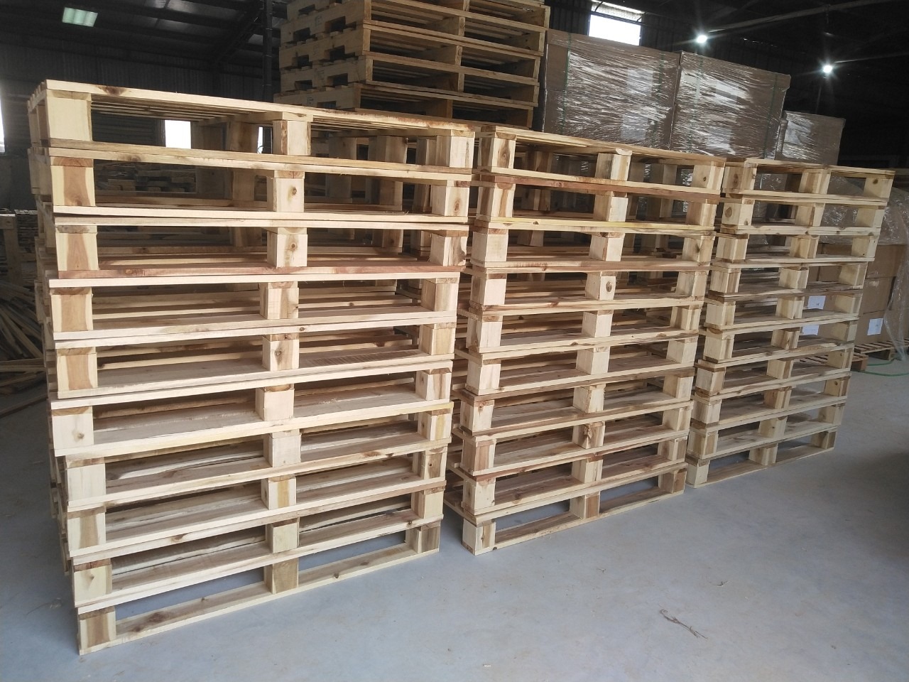Wood pallet 4-ways meet EU and EPAL standard for logistic transport ...