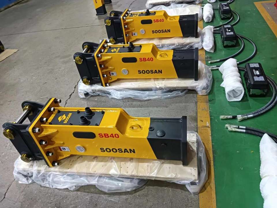 For SB40 New Box Silenced Hydraulic Breaker with Engine 68mm Chisel for ...