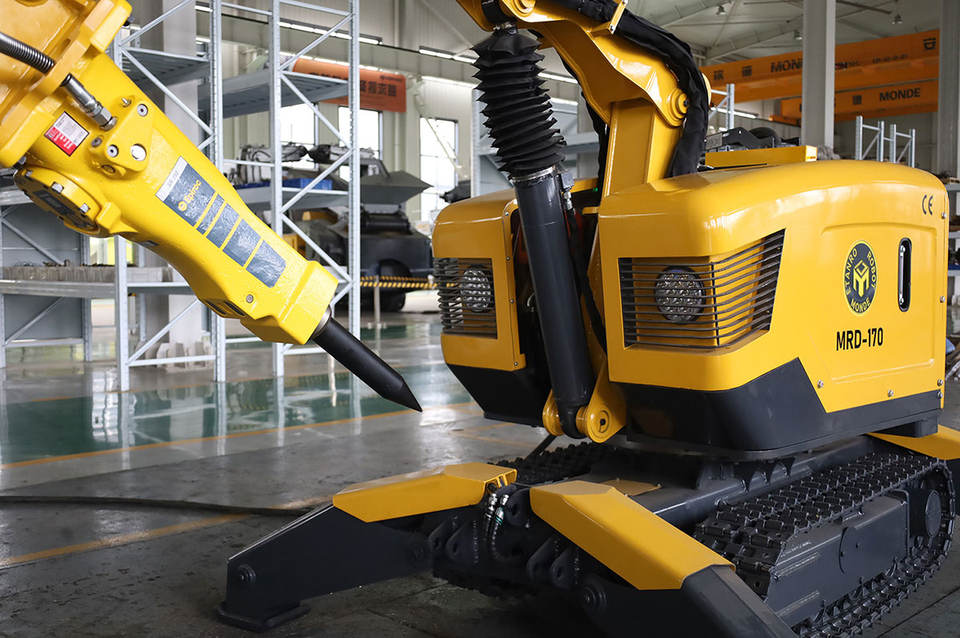 MONDE Mobile Crushing Robot Hydraulic Demolition Robot Remote Control ...