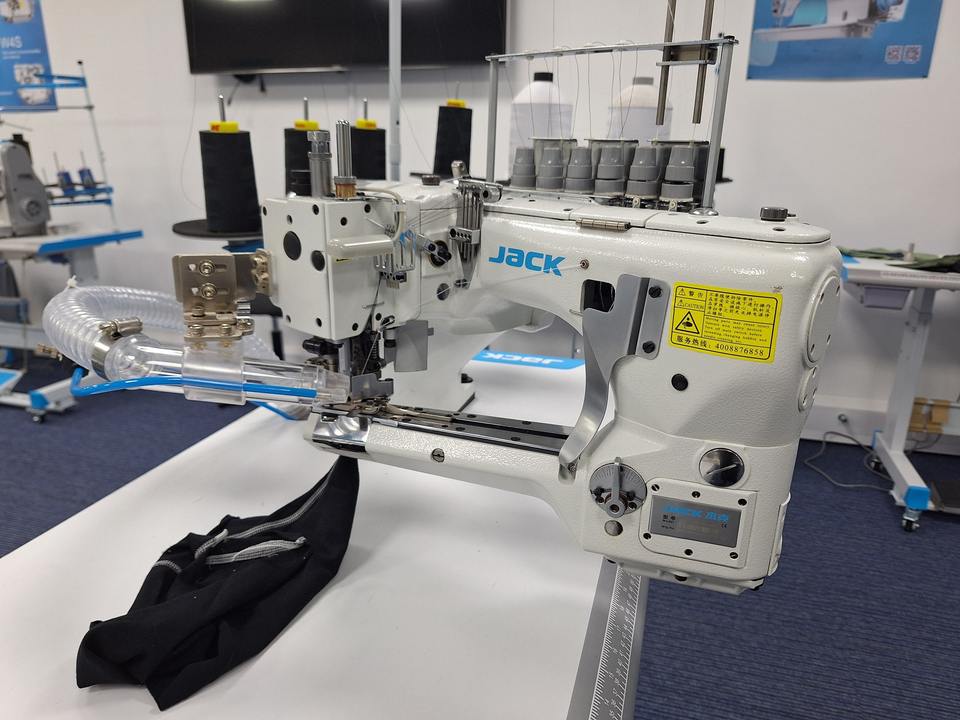 NEW JACK JK-8740C Feed-off-the-arm Type 4 Needle 6 Thread Flatseamer ...