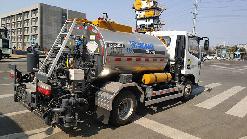 Xcmg Official 3m3 Small Bitumen Sprayer Truck Xls305 Intelligent ...