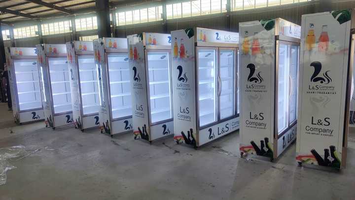 Upright Merchandising Display Fridge - Customizable & Efficient
