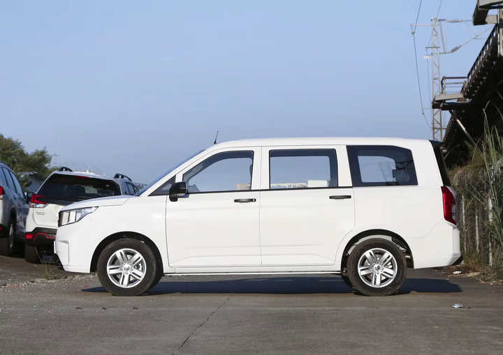 Wuling Hongguang PLUS 1.5L Chinese Compact MPV with Automatic 7-Seats ...