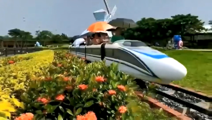 Outdoor Amusement Park Attraction - Holiday Village Train