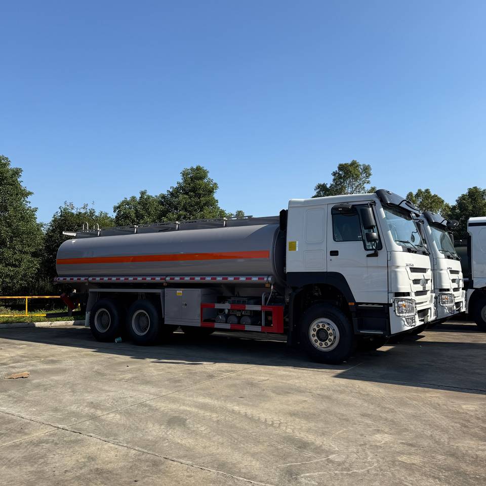 HOWO New 8x4 Oil Tanker Truck Diesel Class B Big Air Compressor ...