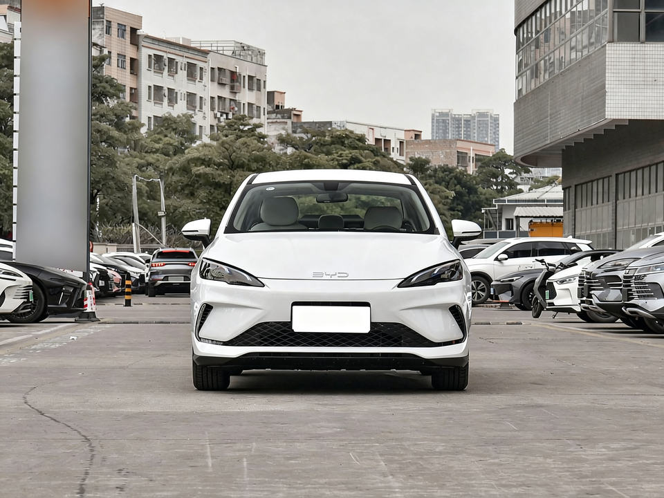 The 2025 BYD Seal 05 DM-i Smart Edition (55KM Deluxe) Is a Compact Plug ...