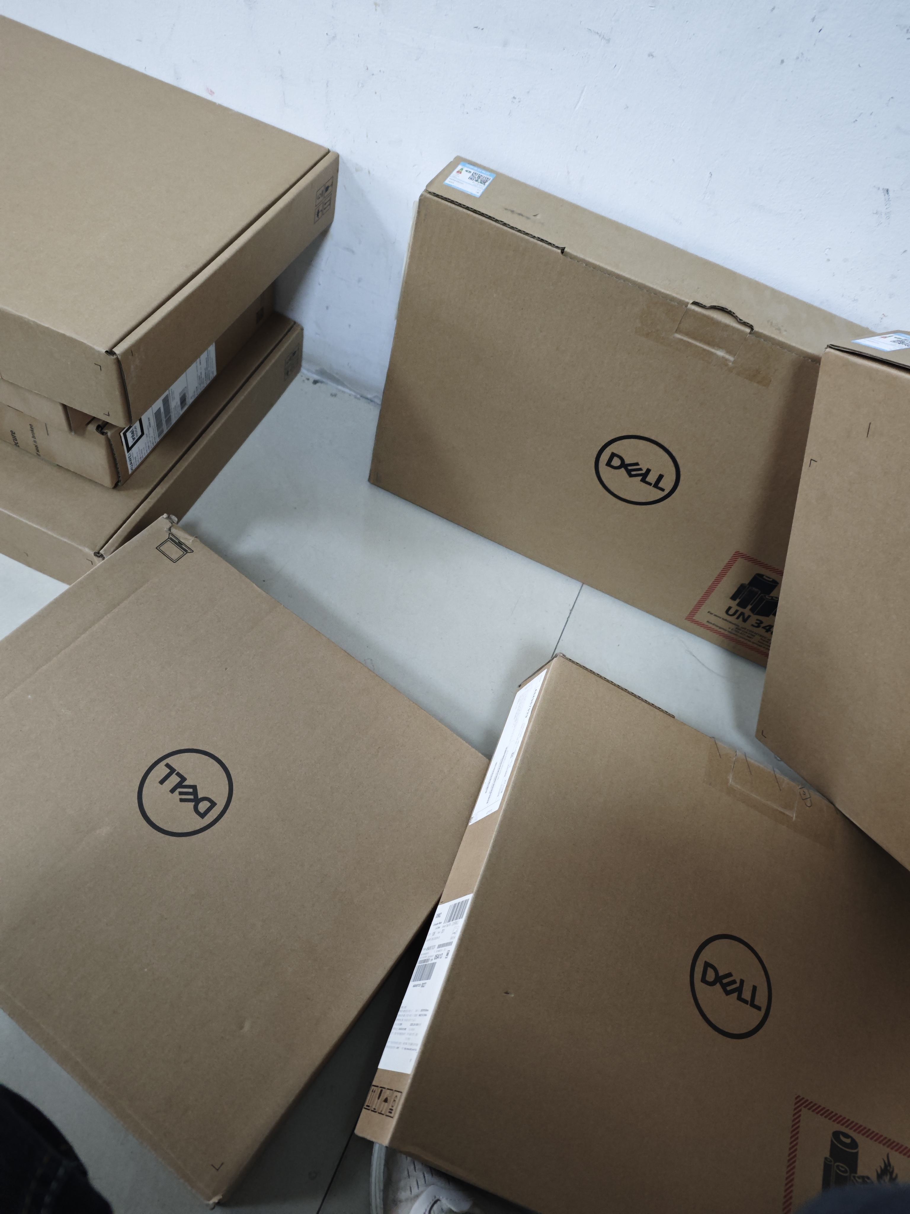 How to Choose Wholesale Refurbished Laptops: A Complete Buying Guide