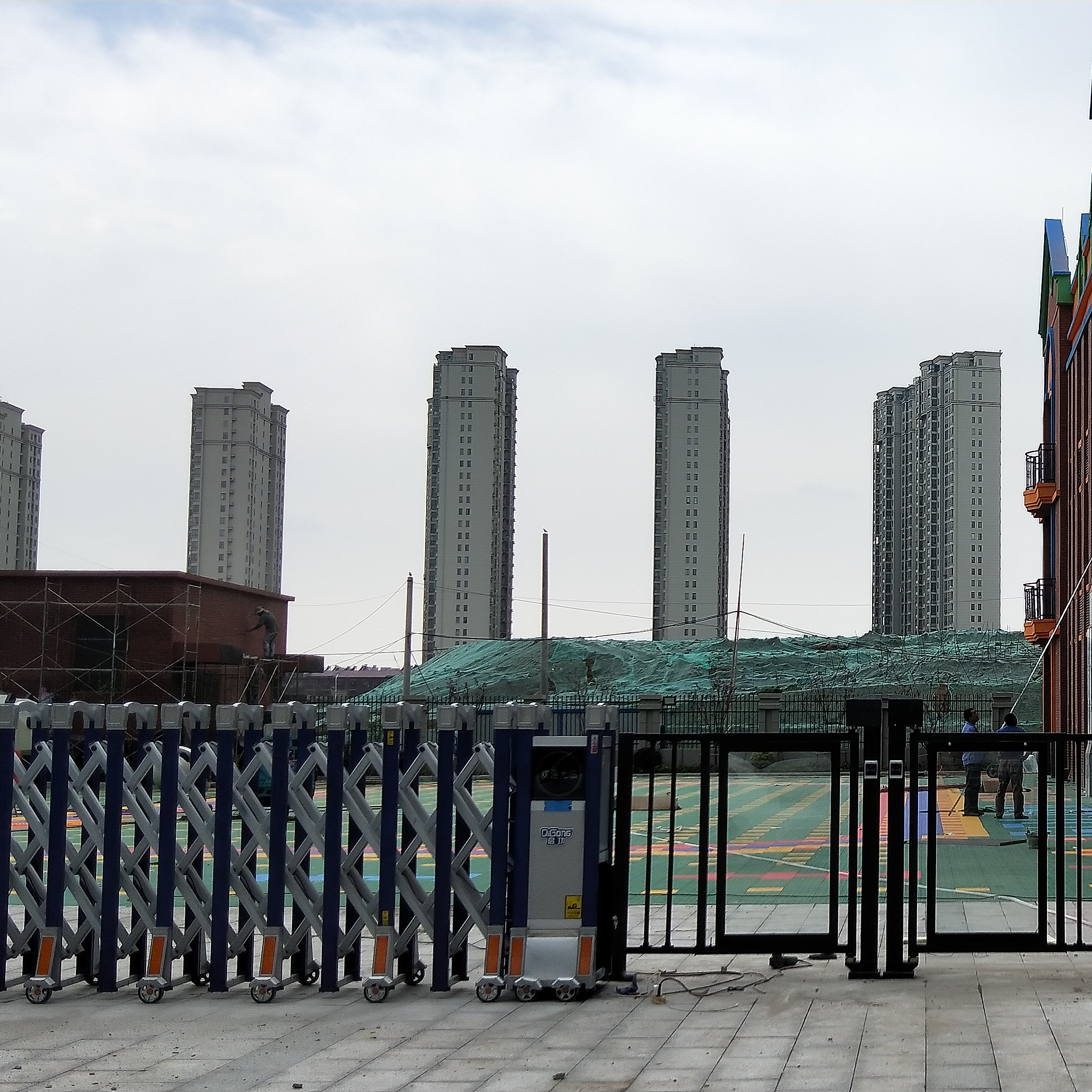 3 Fold Gate Design - Folding Gate Designs Modern Aluminum