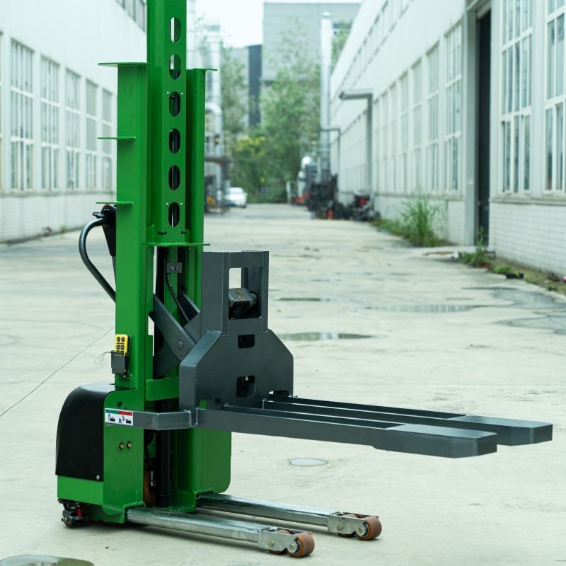 All-electric Self-lifting Stacker Can Hold Large Cargo Boxes of 1.5 Ton ...