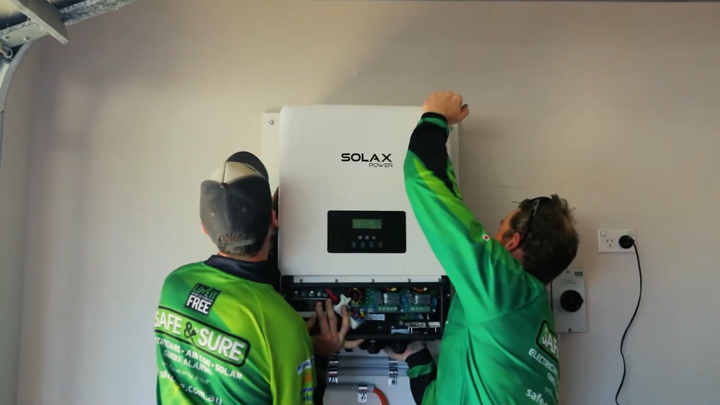 Solax Solar Inverter X1 Hybrid 3-5KW - Efficient & Reliable