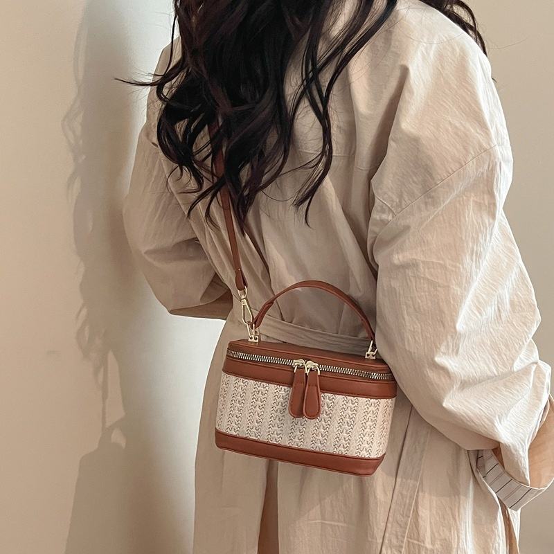 Trendy Contrasting-Color Straw Makeup Box Bags Womens 2026 New Stylish ...