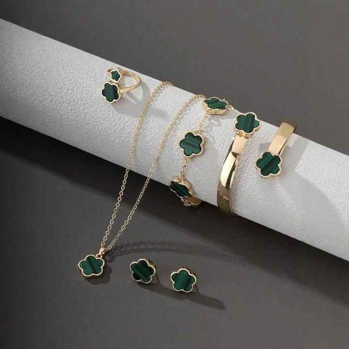 Shop Our Trendy Women's Jewelry Set with 18K Gold Plating