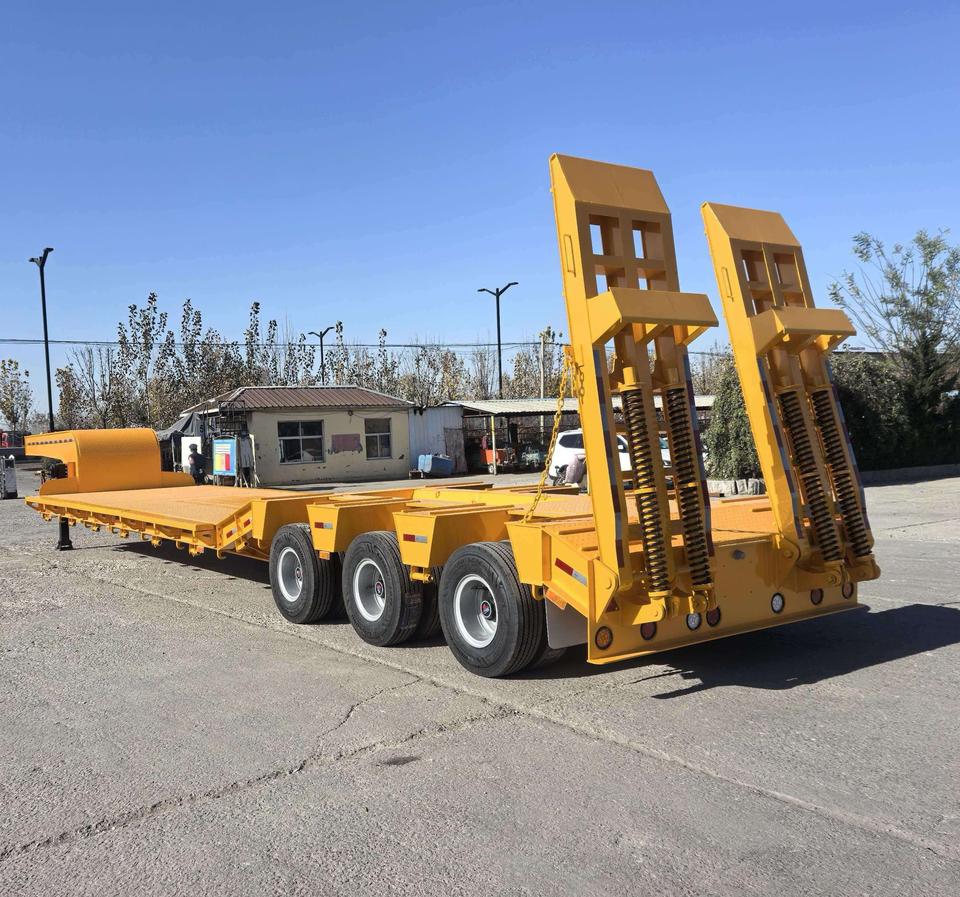 Hydraulic Ramp Equipped Low Bed Semi Trailer 3 Axles 40 Ton Capacity ...