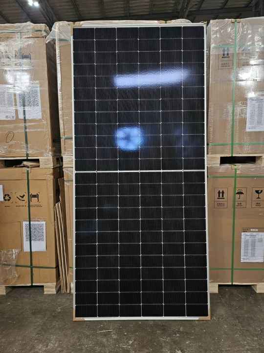 JA Solar Panel JAM72D42 - High Performance Bifacial 650W