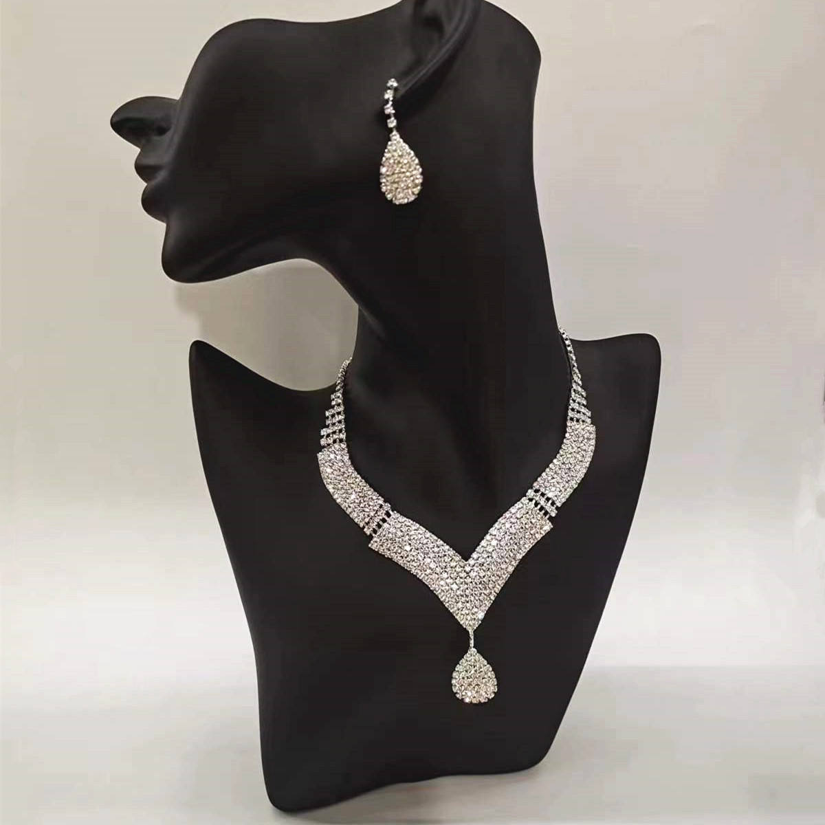 How to Choose Wedding Jewelry for Women: A Complete Buying Guide