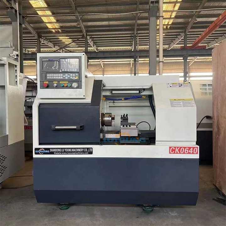High-accuracy CK0640 CNC Lathe Machine with Auto Bar Feeder