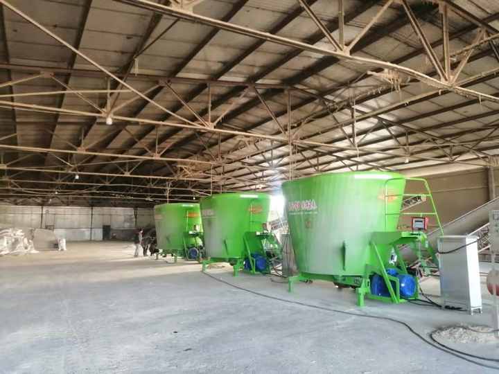 New Condition Mini Cow Farm Feed Mixer Dual Vertical TMR Processing ...