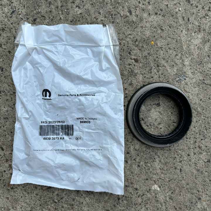 Automobile Engine Genuine Rear Axle Oil Seal 68393973AA for J-eep W ...
