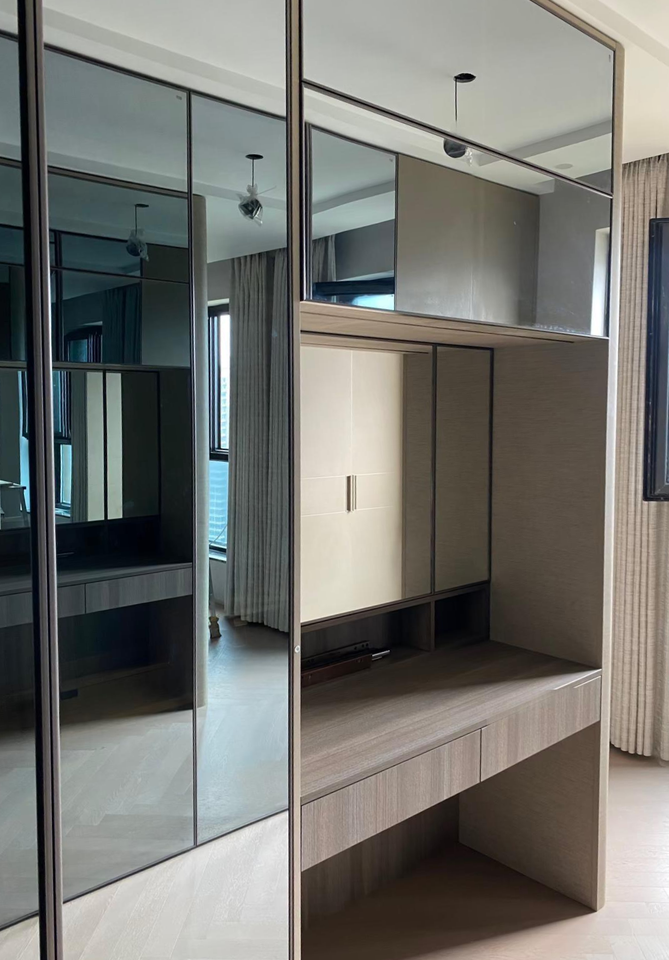 Custom Walk-In Closet Vanity Area Glass Partition Wardrobe with ...