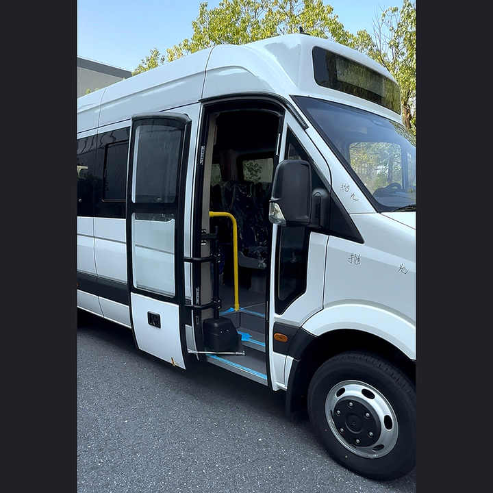 7.5M 25 Seater Diesel City Bus With Large LCD Display Screen ...