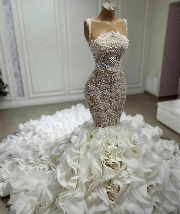 Modern Slim-Fit Ball Gown Wedding Dress with Sexy Backless Design ...