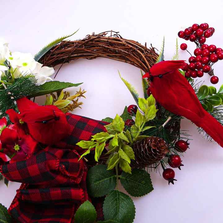 Christmas Cardinal Birds on the Tree - Festive Decorations
