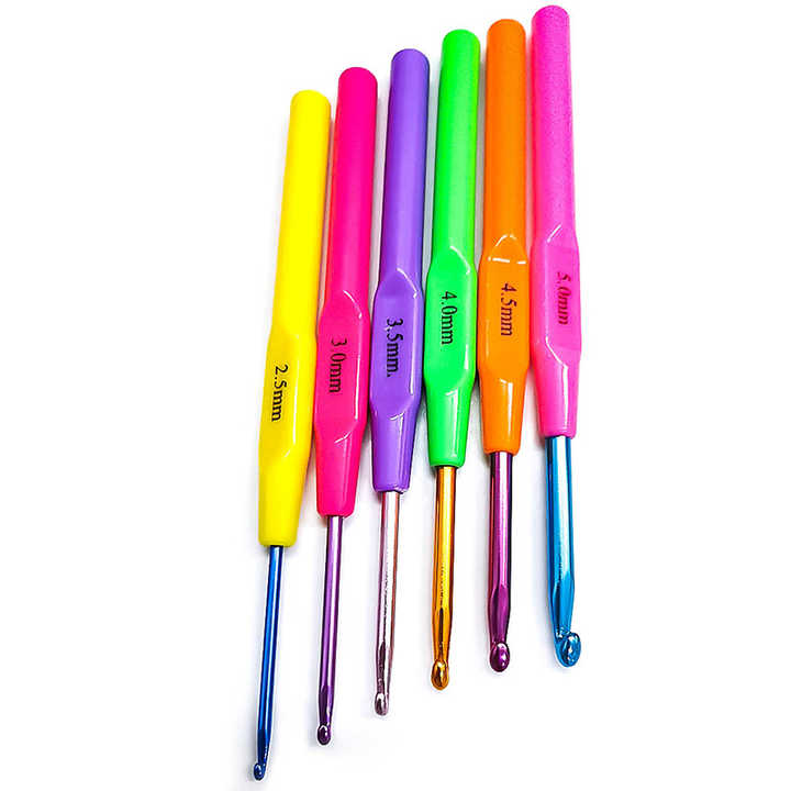 Colored Plastic Handle Crochet Needle Set with Grips, 6pcs ODM