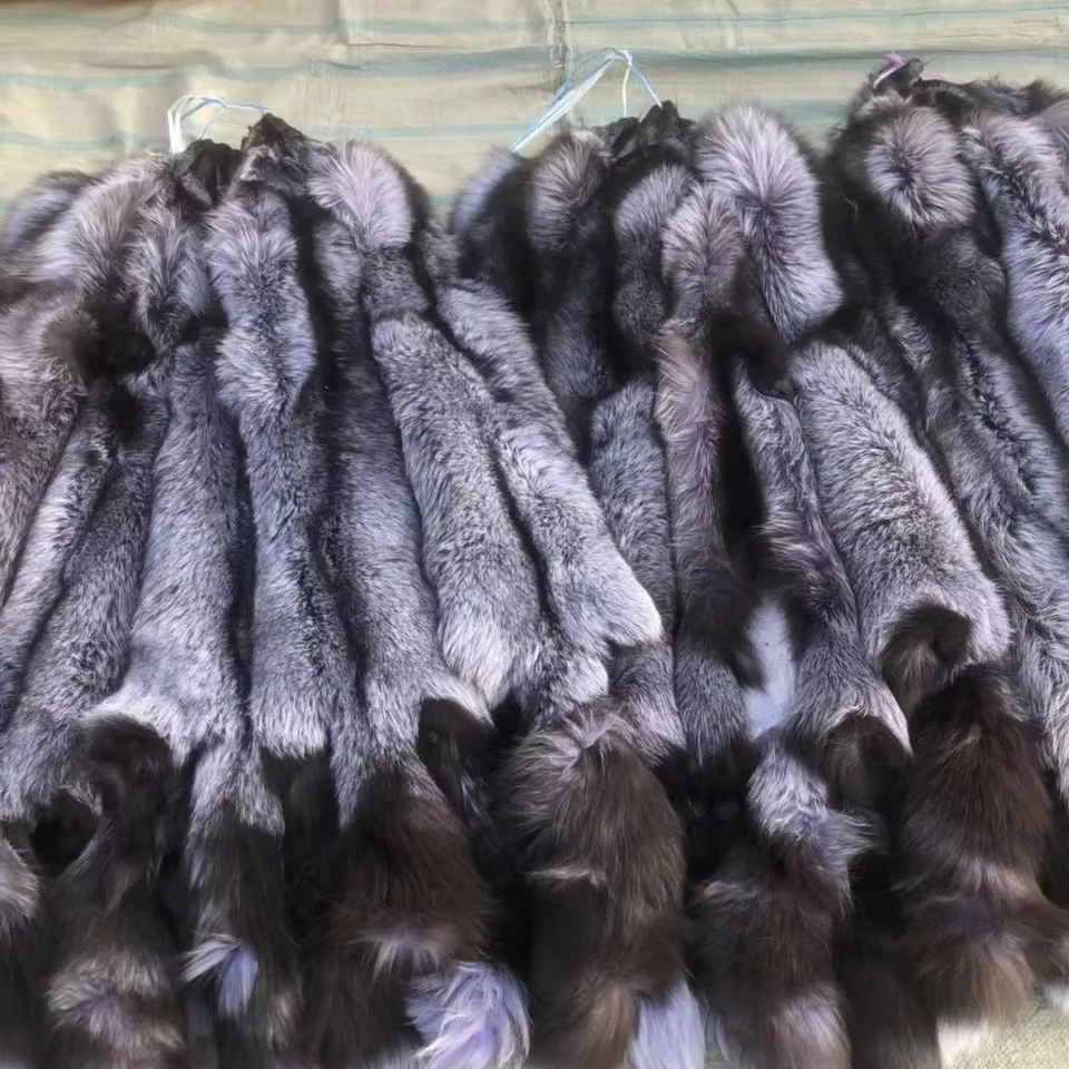 Wholesale White fox Skin Women's Clothing Plush Red fox Pelt for Sale ...