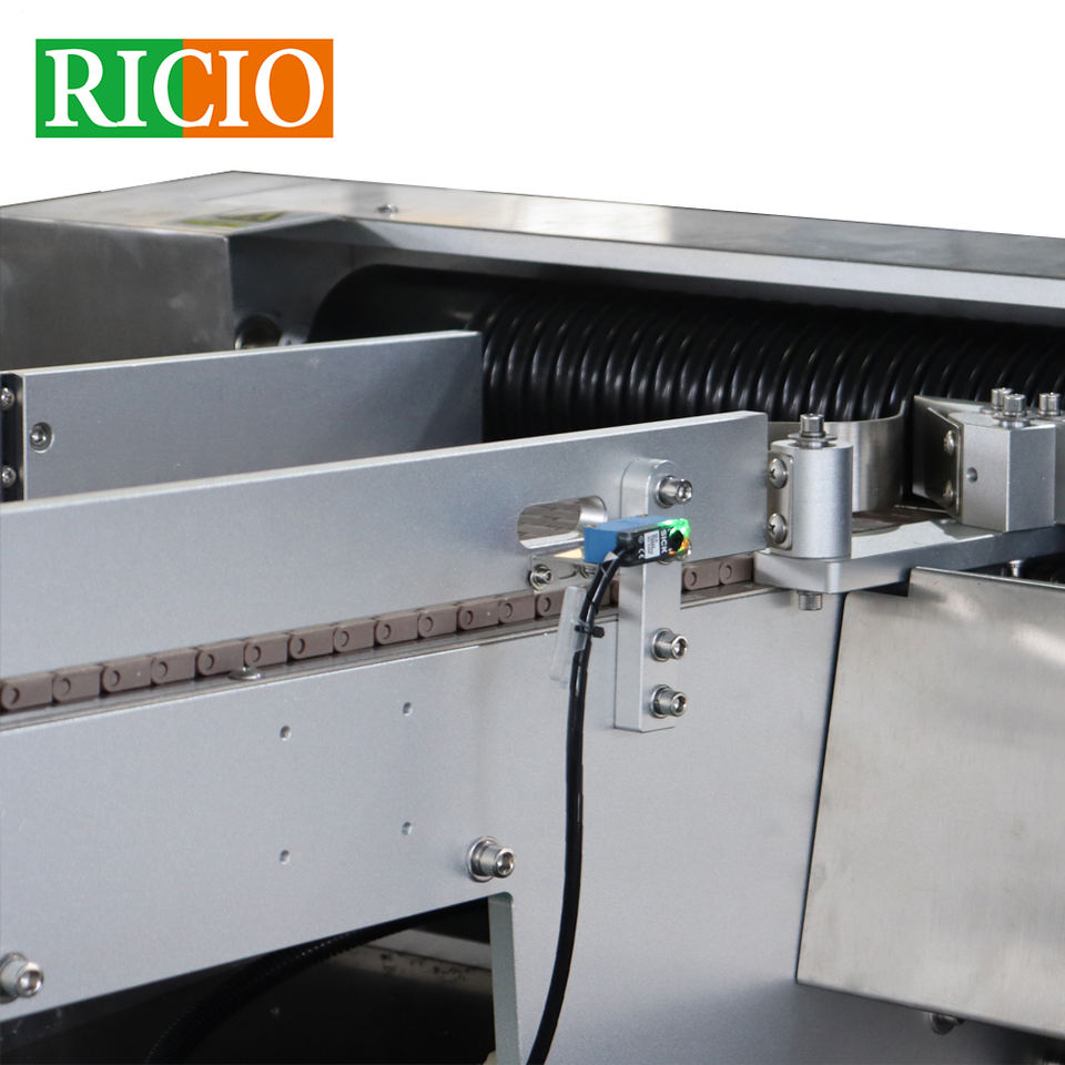 RICIO Focus Manufacturing Full Automatic Horizontal Sticker Self ...