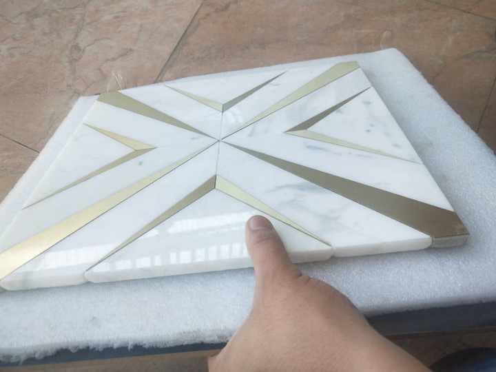 Calacatta Gold Marble Mosaic Tile with Brass Inlay for Walls & Floors ODM