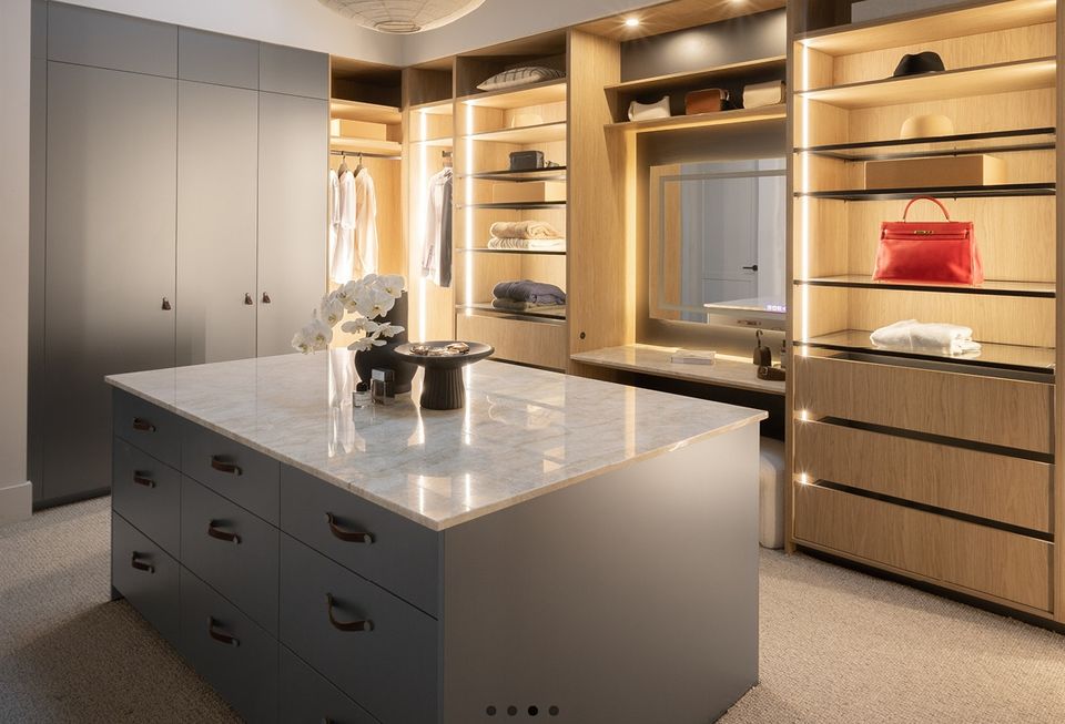 Modern U Shaped Walk In Closet Designs - Custom Walk In Wardrobe ...