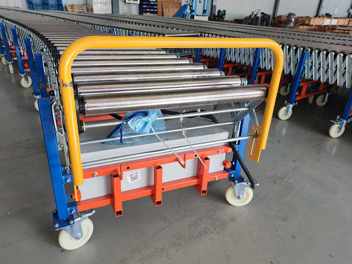 Motorized Flexible Powered / Gravity Expandable Roller Conveyor - YUPACK