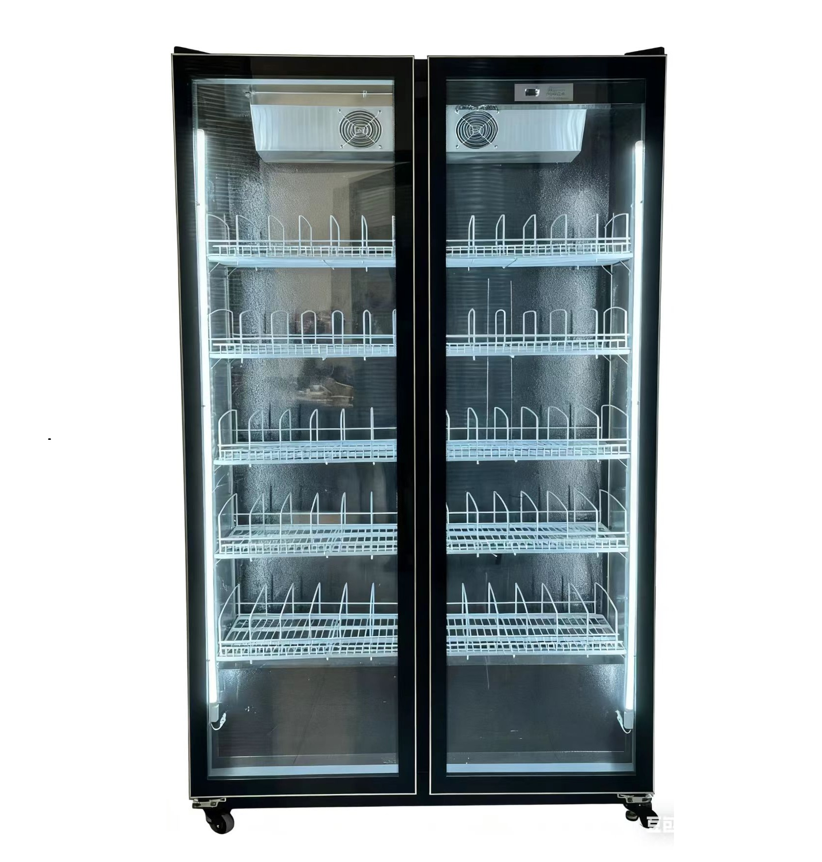 How to Choose the Best Refrigerator Display Case for Your Business