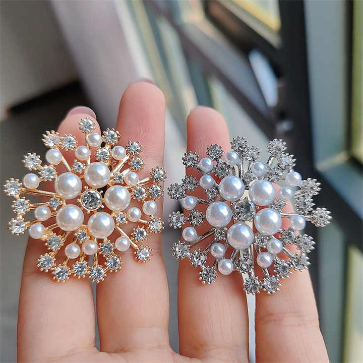 Fashion White Pearl Brooch Exquisite And Elegant Party Zircon Brooch High Grade Women Snowflake Brooch Dress