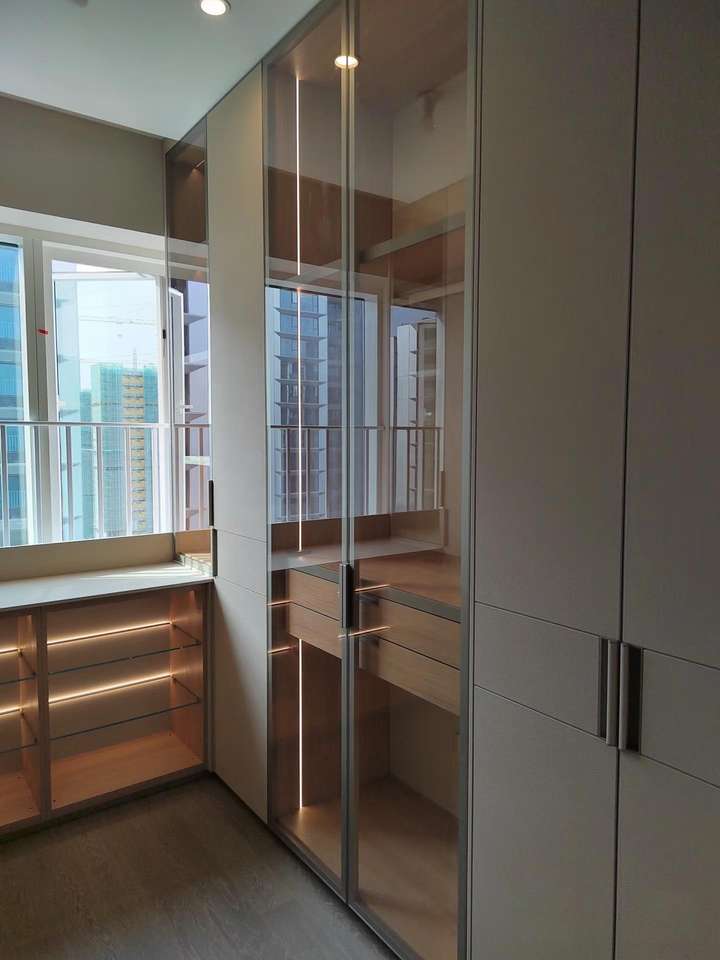 Premium Custom Sleek Window-Side Closet Walk-In Wardrobe with Glass ...