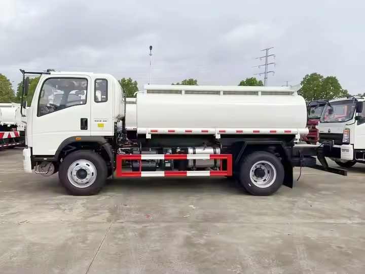 Howo 8000L Refueling Truck 4x2 Fuel Tanker Gasoline Tanker Bowser ...