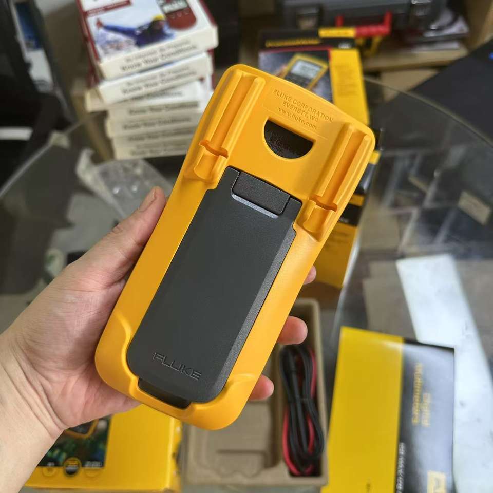 Fluke 15B-MAX-01 & 17B-MAX-01 Digital Multimeters for Industrial Use
