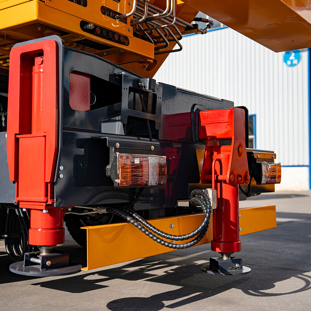 How to Choose the Best Isuzu Hook Lift Truck for Your Needs