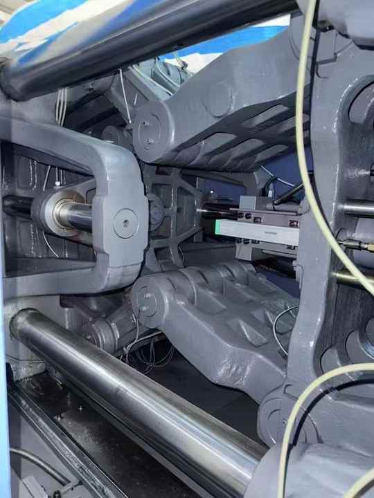 250 Ton Plastic Injection Molding Machine with Servo System Plastic ...