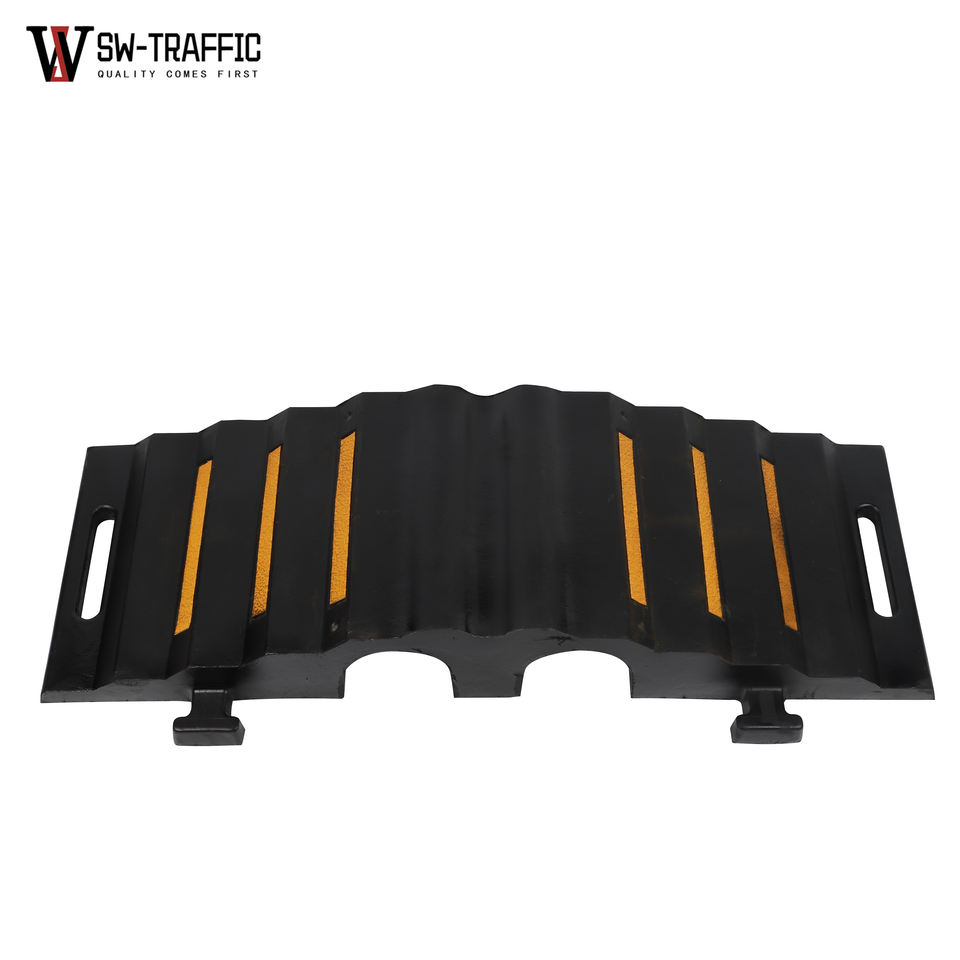 Rubber Speed Bump 10-15mph Traffic 125mm Height Anti-Pressure Yellow ...